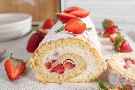 Strawberries & Cream Cake Roll Recipe - Gymonset